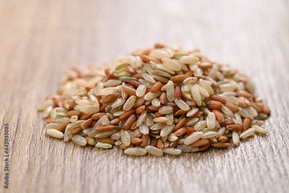 Organic Thai highland brown rice grain on wooden table (Cargo rice ...