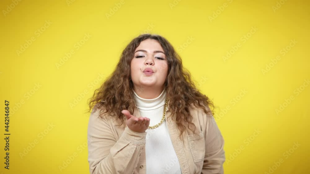 Vidéo Stock Coquette smiling plus-size woman waving looking at camera ...