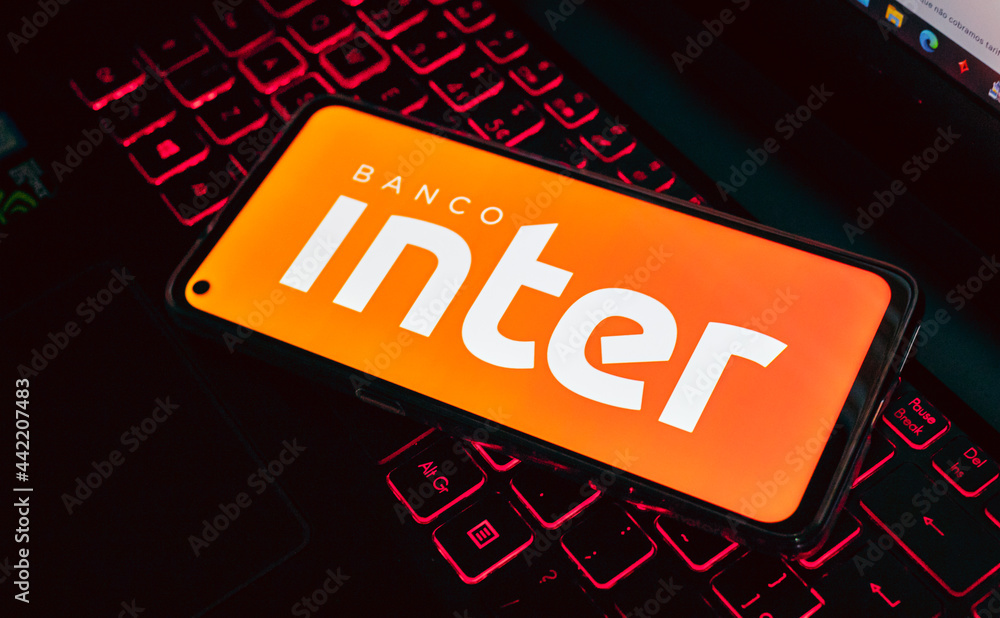 Banco Inter. Logotipo do Banco Inter na tela de um telefone celular que ...