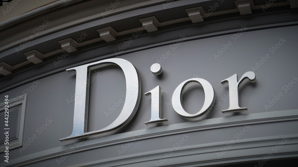 Enseigne / logo de la célèbre marque de luxe française Christian Dior ...