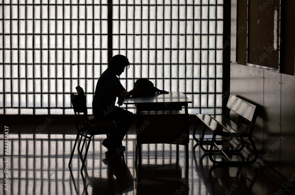 Persona a contraluz en cristalera foto de Stock | Adobe Stock
