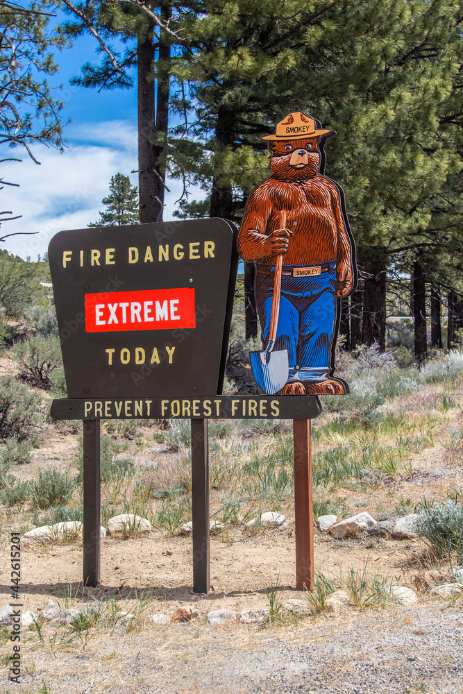 2021_05_26 Yosemite California USA - Smokey the Bear sign warning of ...