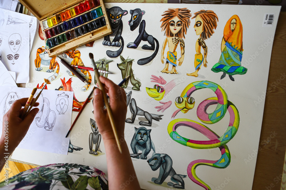 Foto de The animator draws with a pencil and draws characters from ...