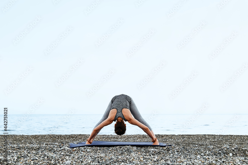 Foto Stock Slim Woman doing Eka Pada Rajakapotasana or king pigeon pose ...
