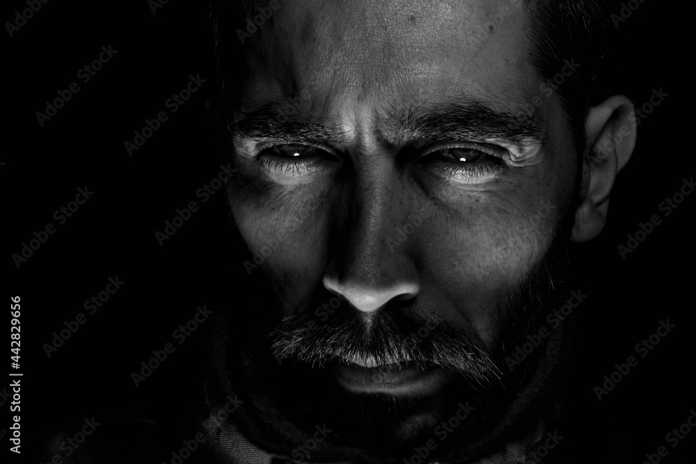 rostro de hombre con una mirada terrorífica transmitiendo miedo, terror ...