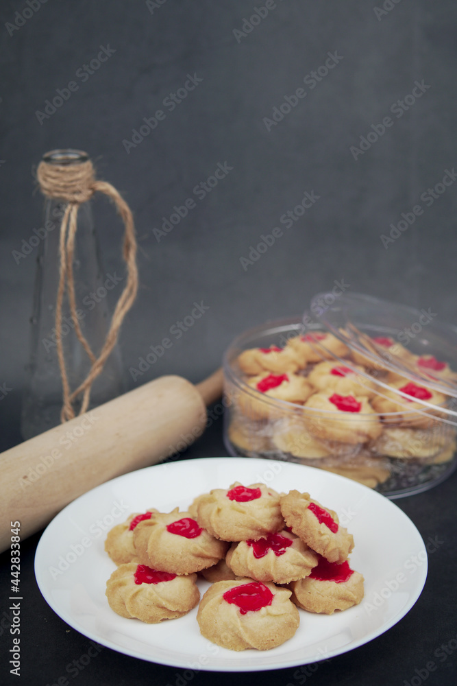 Malaysian Kuih Raya called Strawberry Butter Cookies. Popular kuih raya ...
