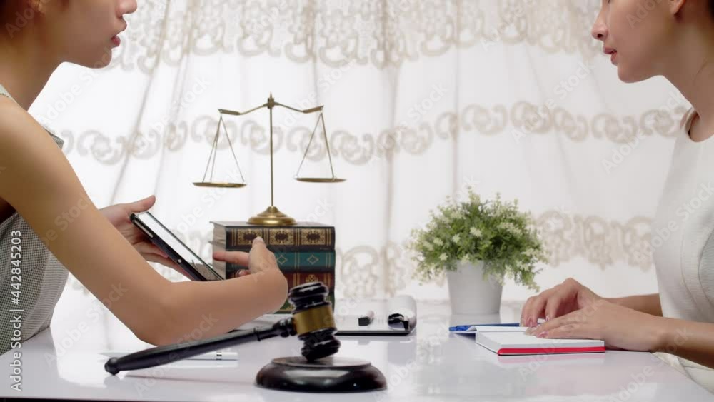 A lawyer and judge work out a legal solution that provides fairness and justice Stock ビデオ ...