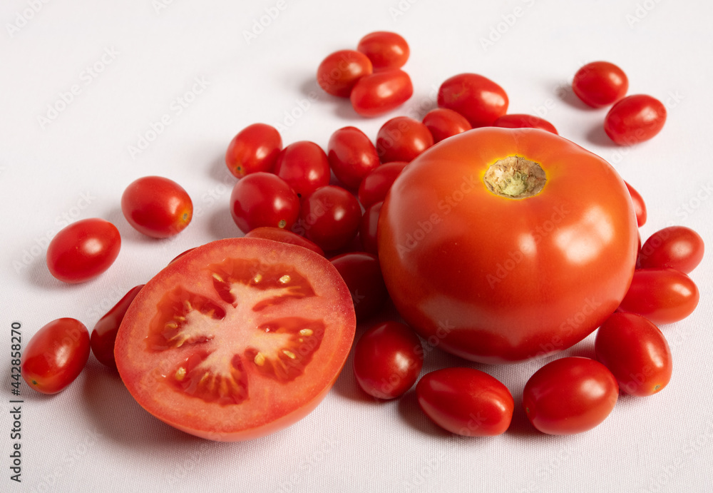 jitomate partido con jitomate entero sobre jitomates cherry, con fondo ...