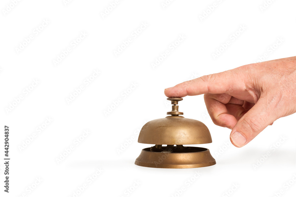 Mano de hombre tocando un Timbre de servicio sobre un fondo blanco liso ...
