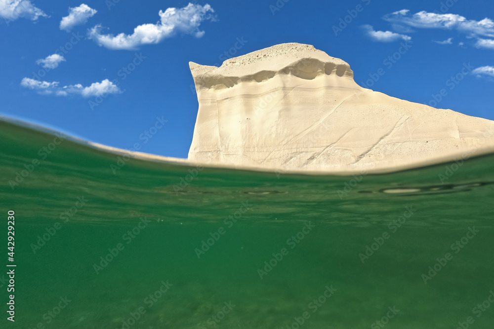Foto de Underwater sea level split photo of iconic caves of Sarakiniko ...
