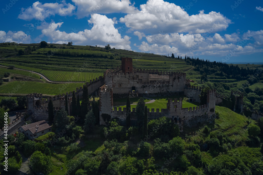 Foto de Soave castle aerial view, province of Verona, Italy. The castle ...