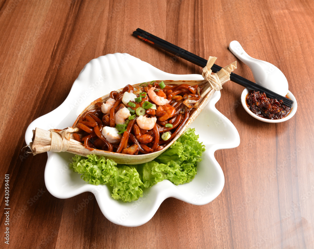 stir fried hokkien dark soy sauce udon noodle with seafood and meat in ...