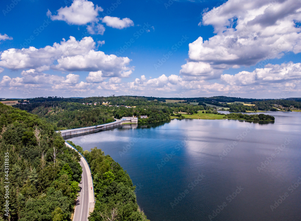 Talsperre Pöhl mit Staumauer im Vogtland von oben Stock-Foto | Adobe Stock