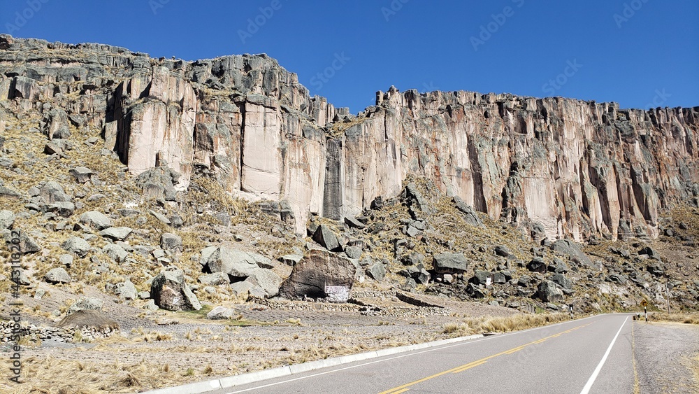 paisaje con formacion rocosa en la ruta de la interoceanica sur ...