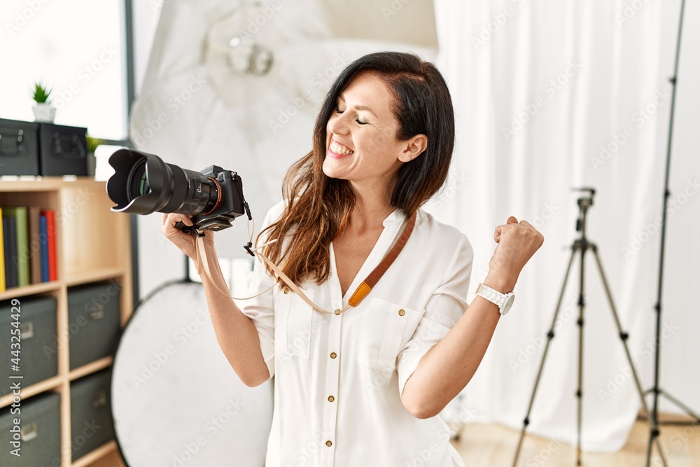 Foto de Beautiful caucasian woman working as photographer at ...