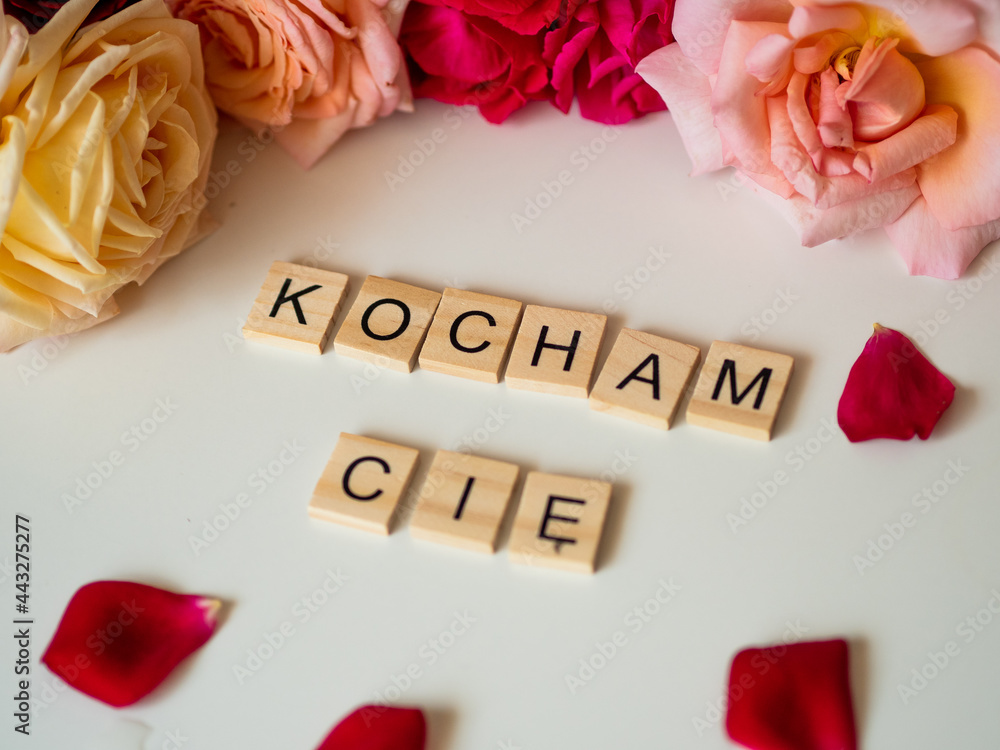 Kocham Cię - napis z drewnianych kostek, róże w tle, różowy kolor Stock 写真 | Adobe Stock