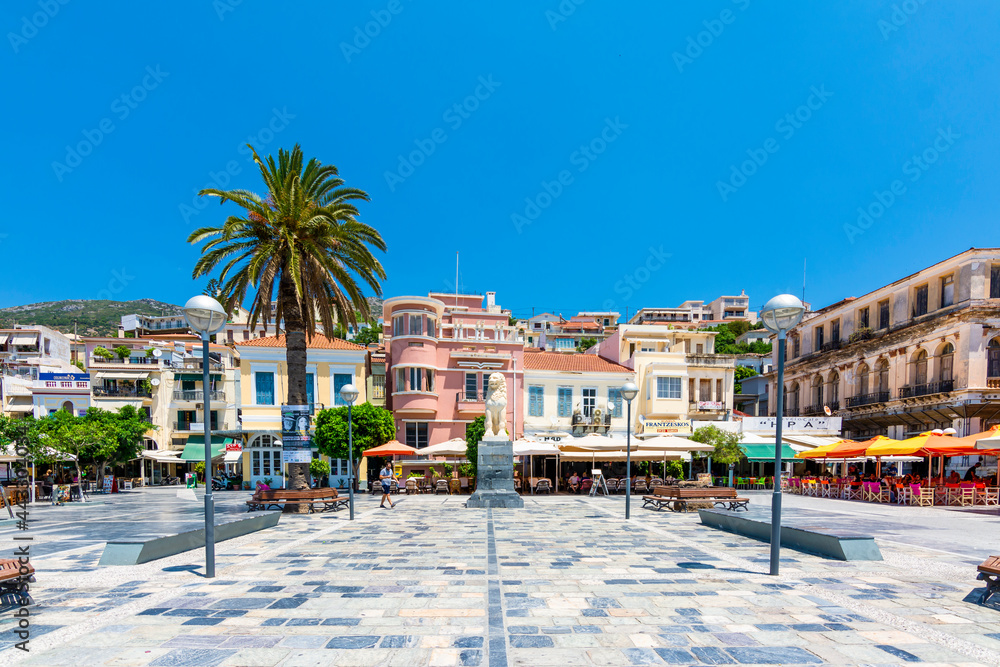 Foto de Vathy Village street view in Samos Island. Samos Island is ...