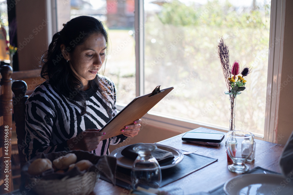 Mujer pidiendo orden de comida en restaurant campestre Buenos Aires ...