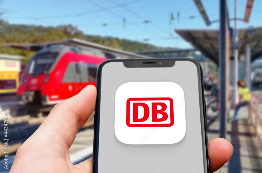 DB Navigator Logo wird auf einem Smartphone angezeigt, dahinter ein ...