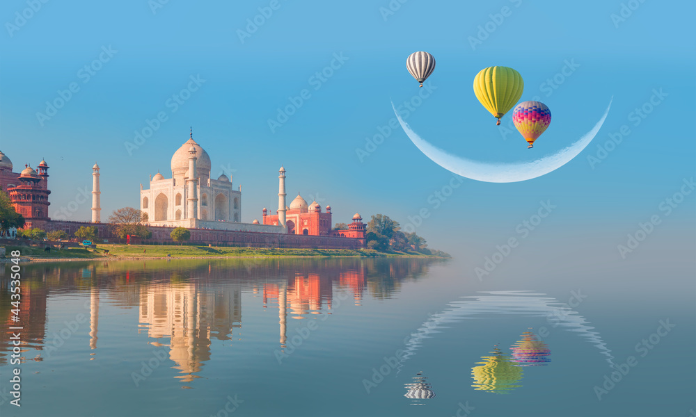 Foto de Hot air balloon flying over Taj-Mahal - Taj Mahal mausoleum ...