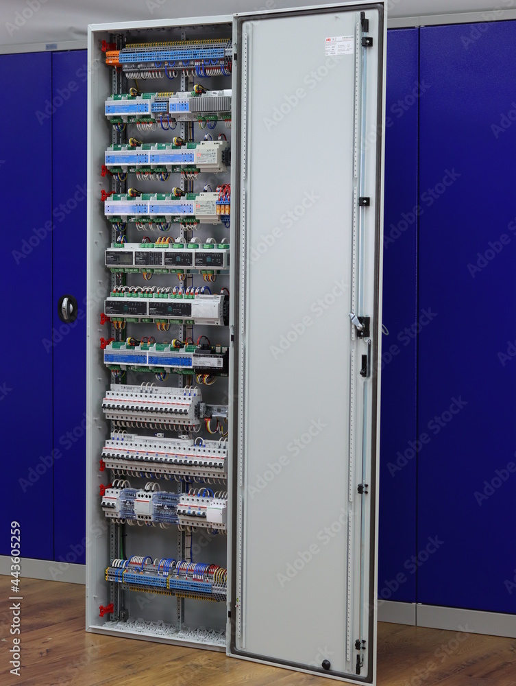 Installation of an electrical panel with difautomatics and automatic ...