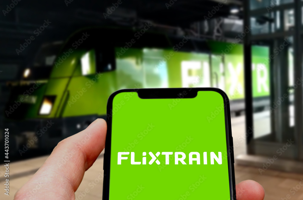 Flixtrain Logo wird auf einem Smartphone angezeigt, dahinter ein ...