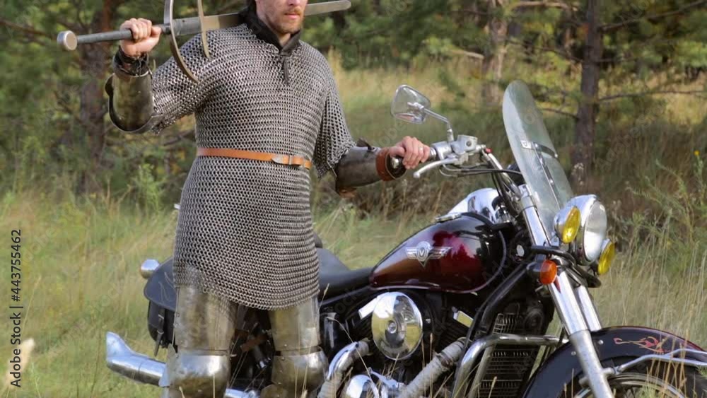Vidéo Stock A medieval knight in a full set of armor and a bandana on ...