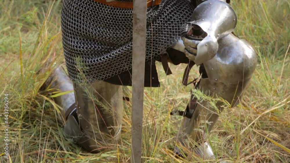 Video „A knight in a full set of medieval armor and with a bandana on ...
