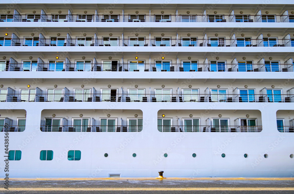 Foto de Cruiseship cruise ship liner in port with detail view of ...