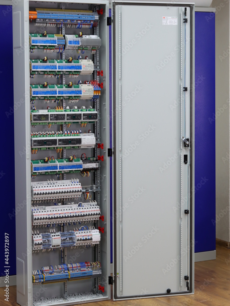 Installation of an electrical panel with difautomatics and automatic ...