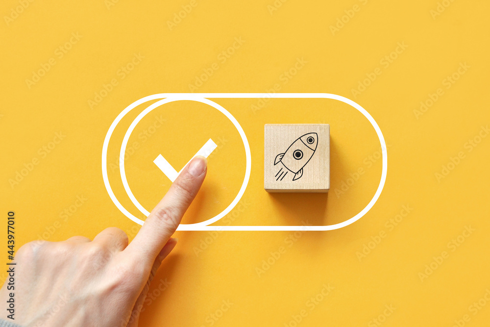 Foto de The person switches the button to on to start the business ...