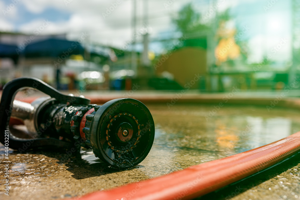 Water jet splashing from a fire fighting firehose nozzle foto de Stock ...