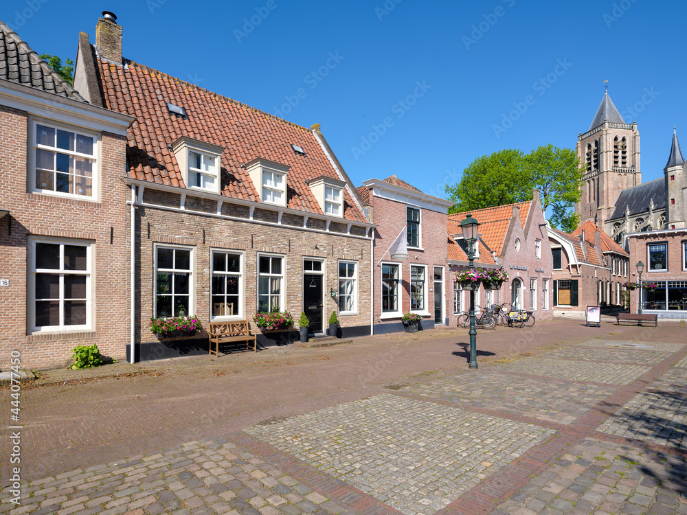De Markt in Tholen, Zeeland op de achtergrond de toren van de Grote of ...