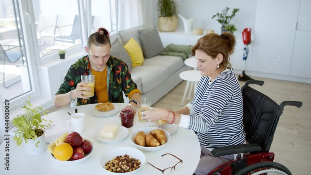 Vidéo Stock Disabled mature woman in wheelchair sitting at the table ...
