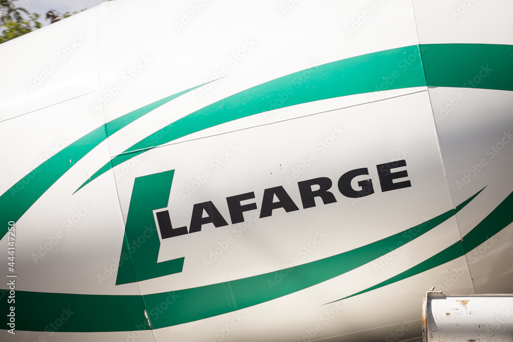 Foto de BELGRADE, SERBIA - MAY 22, 2021: Logo of Lafarge Ciments on a ...