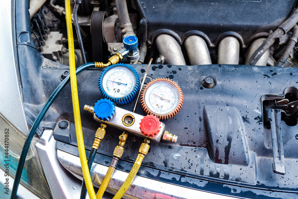 Auto mechanic monitor to check and fixed car air conditioner system ...