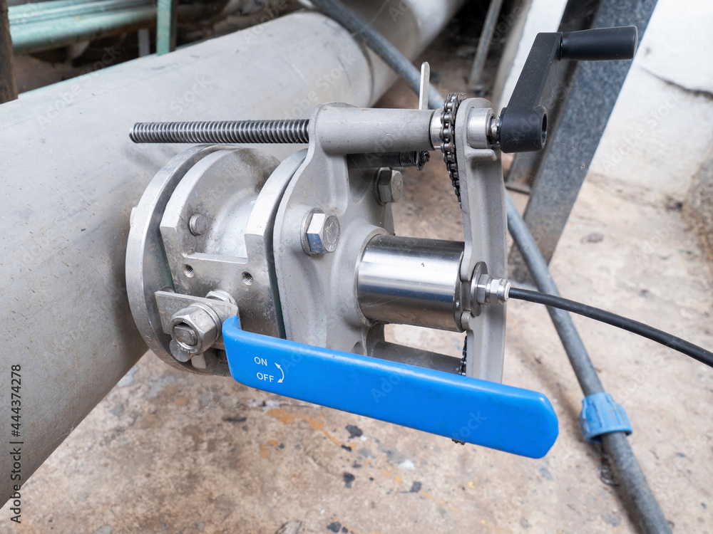 Ball valve with built-in measuring sensor and remote control with ...