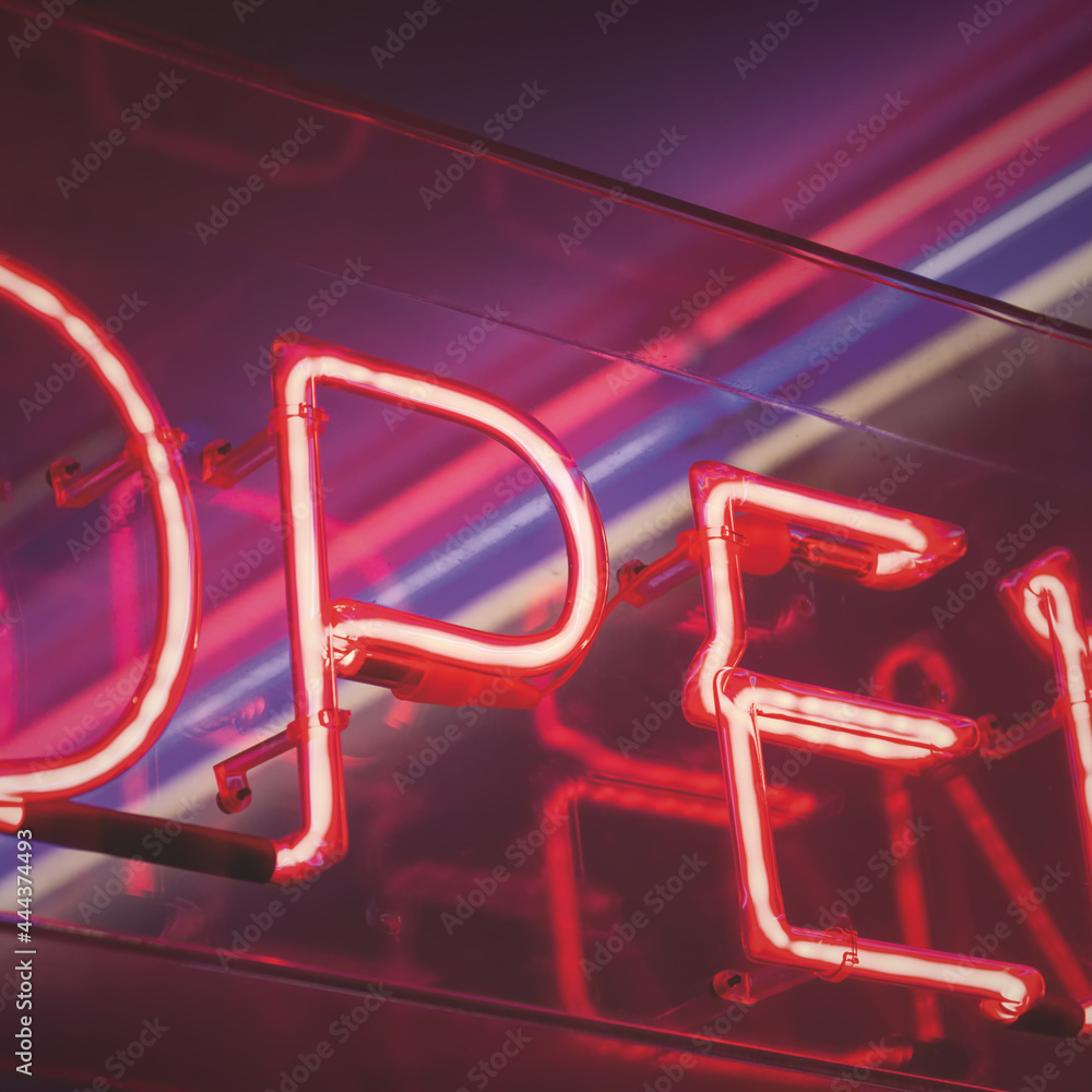 Foto de Cartel de neón con la palabra OPEN en rojo y otros colores en ...