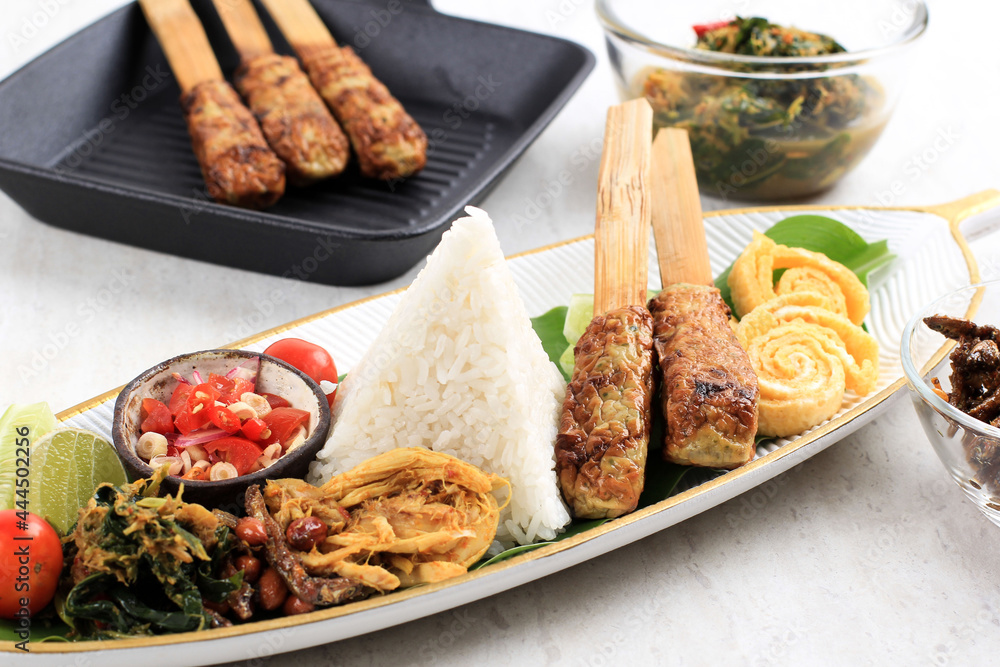 Foto de Nasi Campur Bali. Popular Balinese Meal of Rice with Various ...