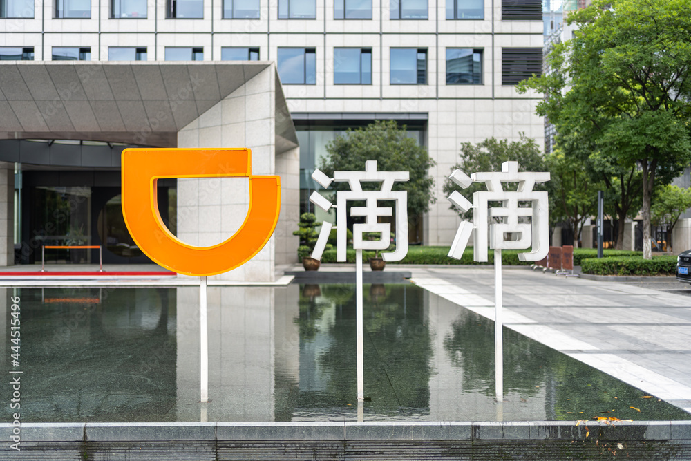 Foto de DIDI LOGO with didi office building on July,11,2021 in hangzhou ...