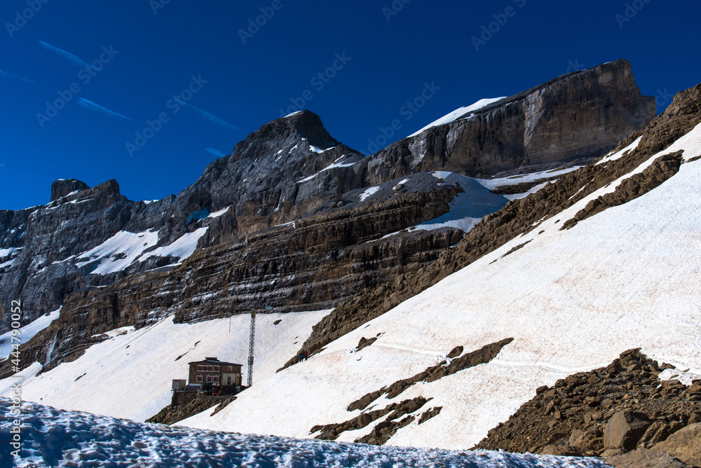 Le refuge des Sarradets ou de la Brèche au pied de la brèche de Roland ...