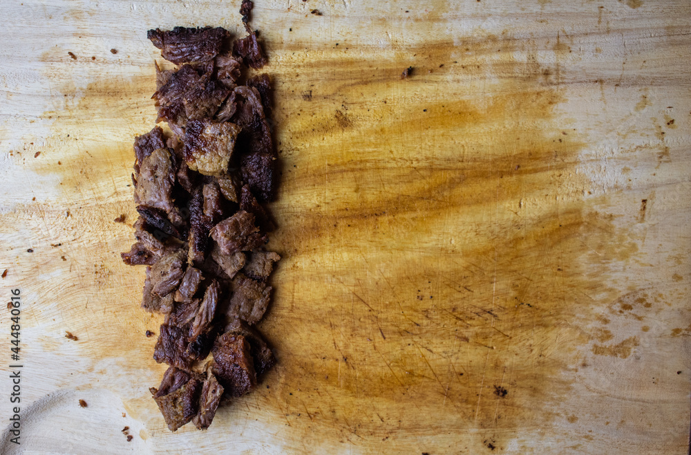 Trozos de carne asada en tabla de picar Stock Photo | Adobe Stock