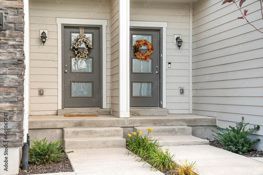 Exterior of a two front door with wall divider in the middle foto de ...