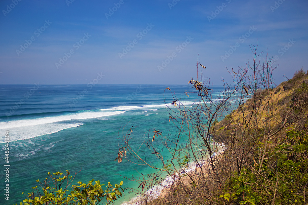 Foto de Aerial view of Gunung Payung Beach at high tide, Bali ...