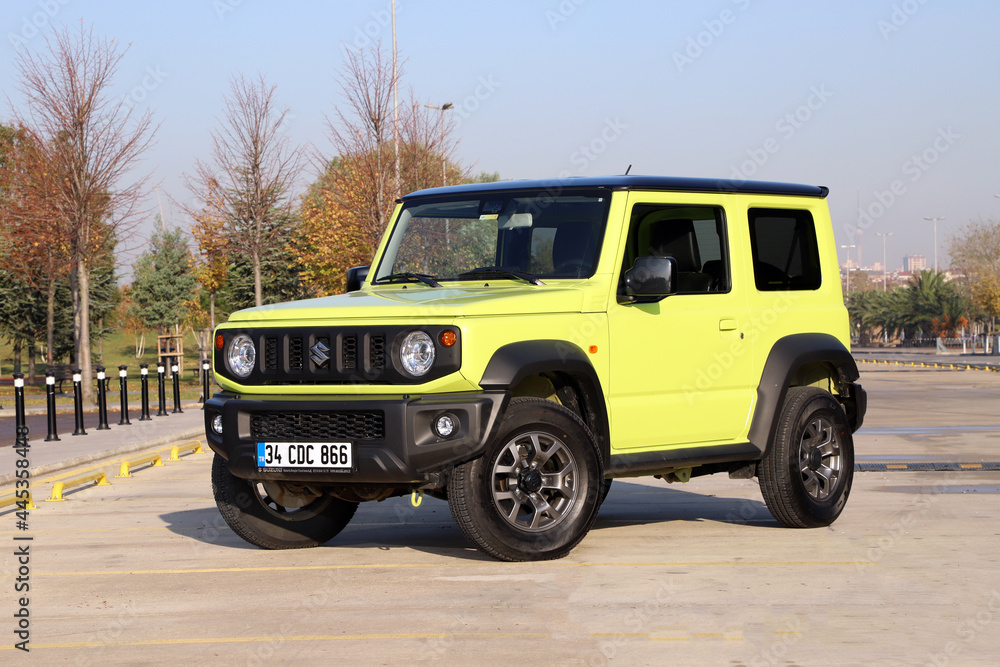 Foto de Suzuki Jimny is a line of four-wheel drive off-road mini SUVs ...