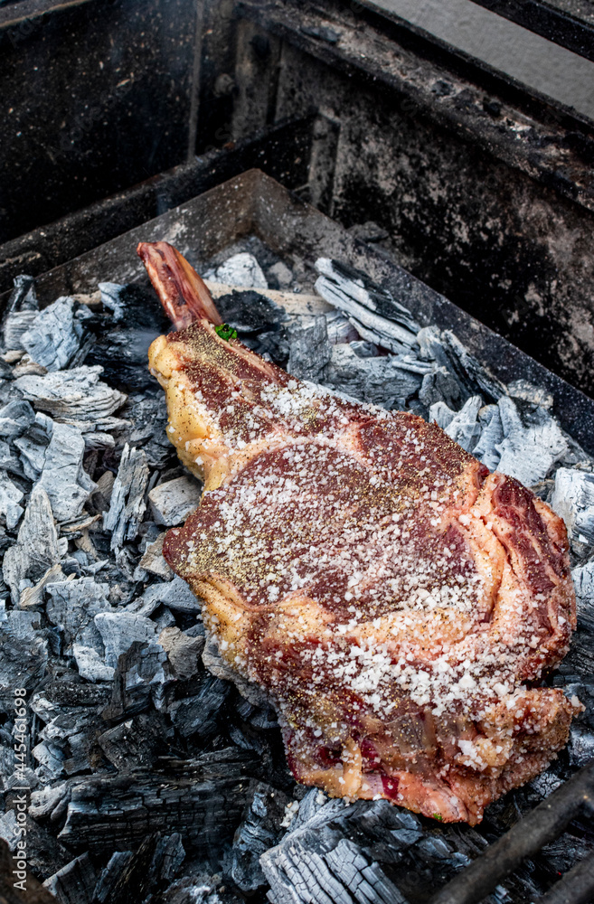 corte de res directo a las brasas. corte de res cowboy al estilo ...