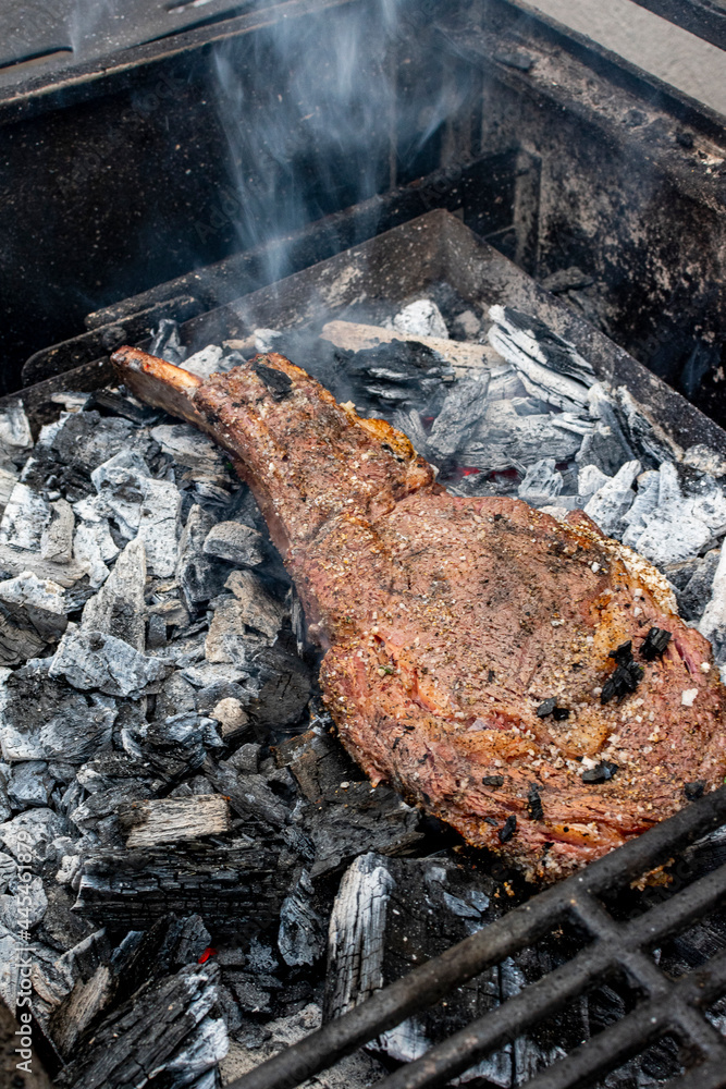 corte de res directo a las brasas. corte de res cowboy al estilo ...