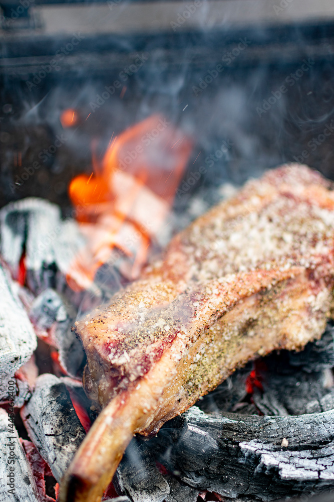 corte de res directo a las brasas. corte de res cowboy al estilo ...