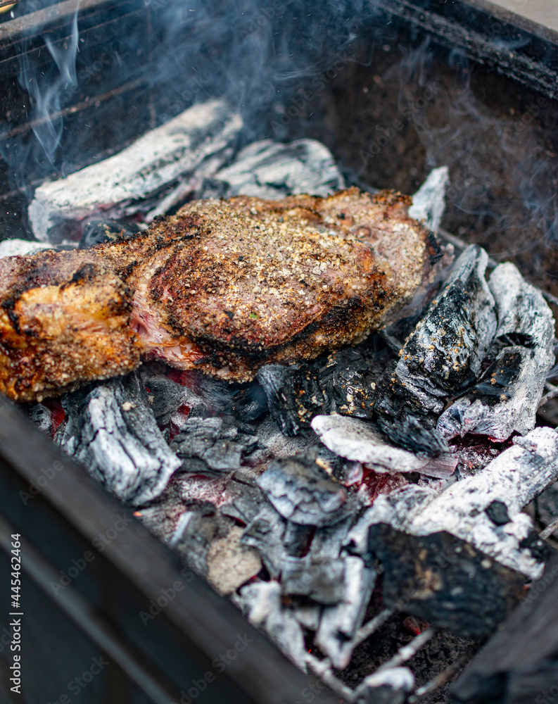 corte de res directo a las brasas. corte de res cowboy al estilo ...