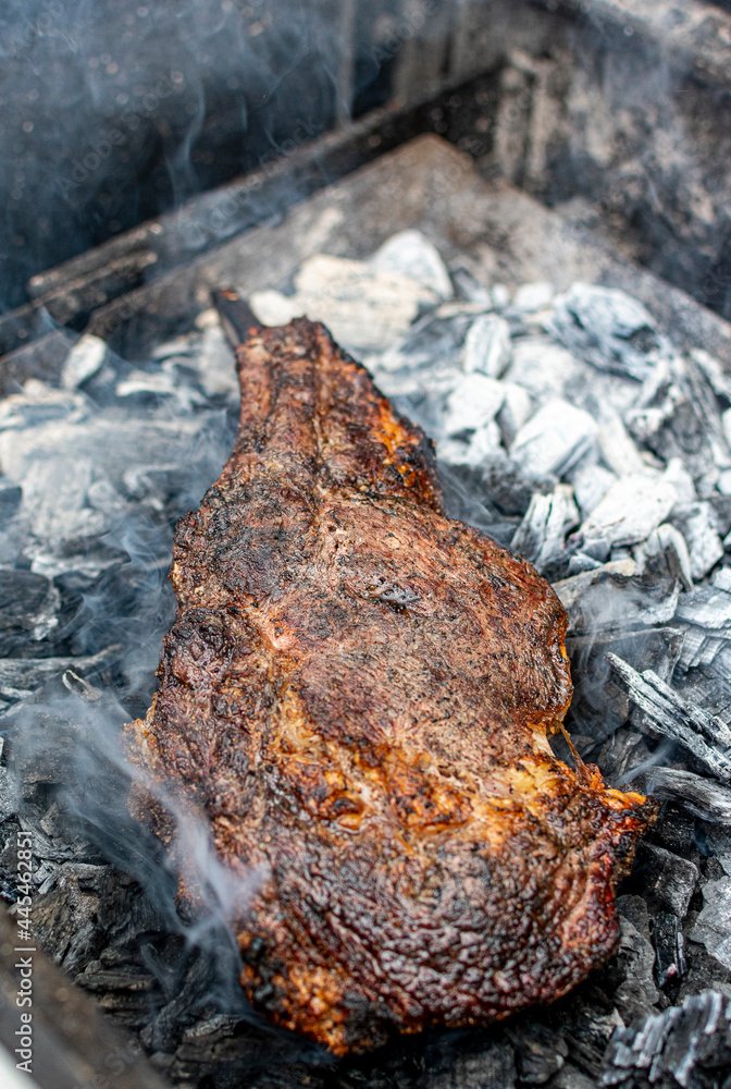 Foto de corte de res directo a las brasas. corte de res cowboy al ...
